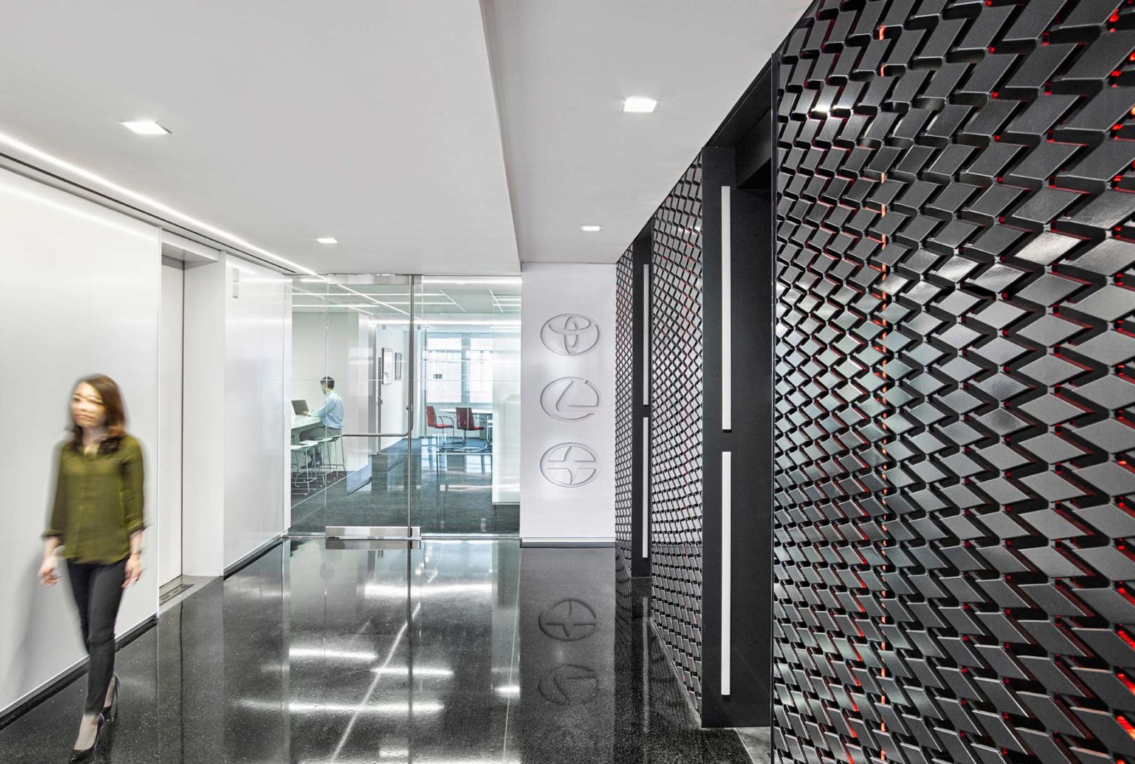 Arktura Solutions Studio® - Toyota - Screen & Wall System