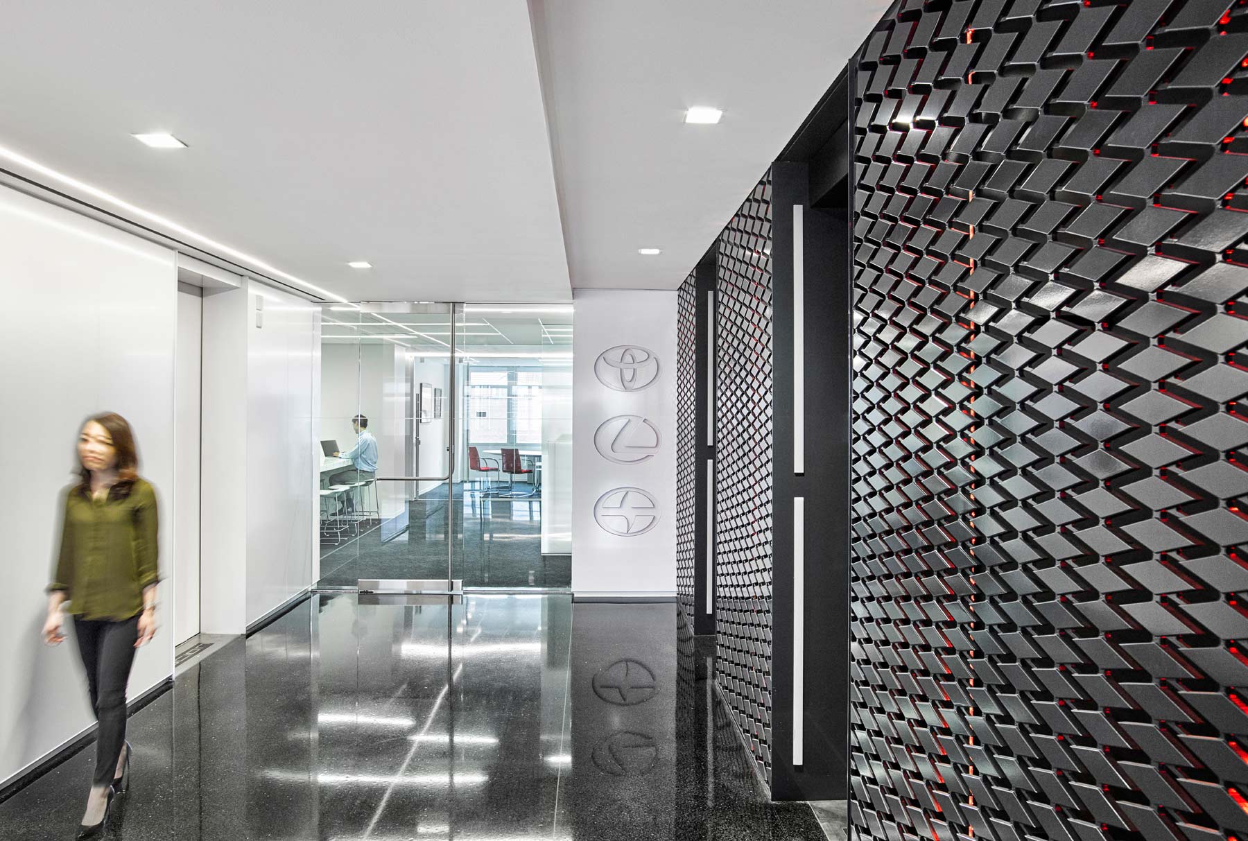Arktura Solutions Studio® - Toyota - Screen & Wall System